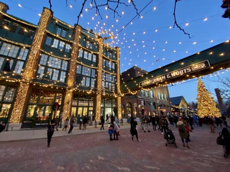 Distillery District Winter Village Toronto: Ultimate Guide for First ...